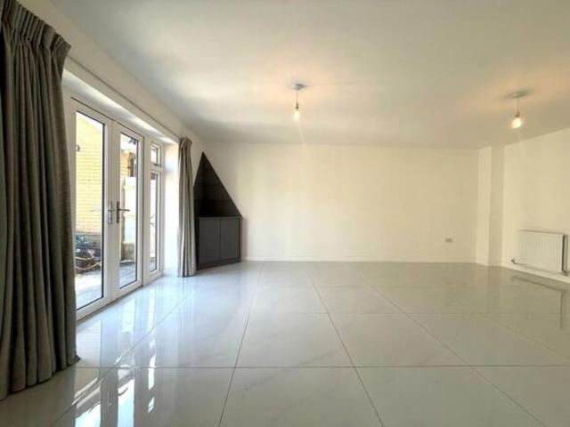 5 bedroom detached house for rent in Perry Close, Newton Leys, MK3