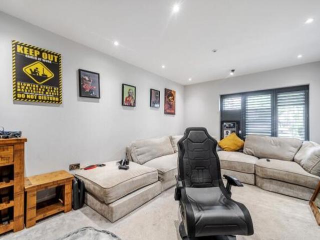 5 bedroom detached house for rent in Pickhurst Lane West Wickham BR4