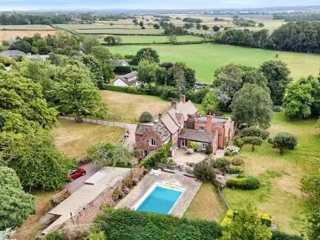 5 bedroom detached house for rent in Puddington Lane, Burton.