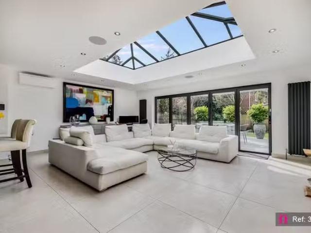 5 bedroom detached house for rent in Roundwood Avenue, Brentwo.