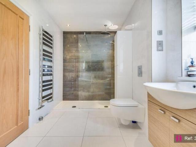 5 bedroom detached house for rent in Roundwood Avenue, Brentwood, CM13