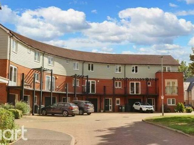 5 bedroom detached house for rent in Redwood Drive Epsom KT19