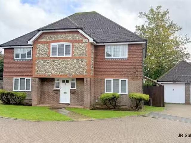 5 bedroom detached house for rent in Richardson Crescent, West.