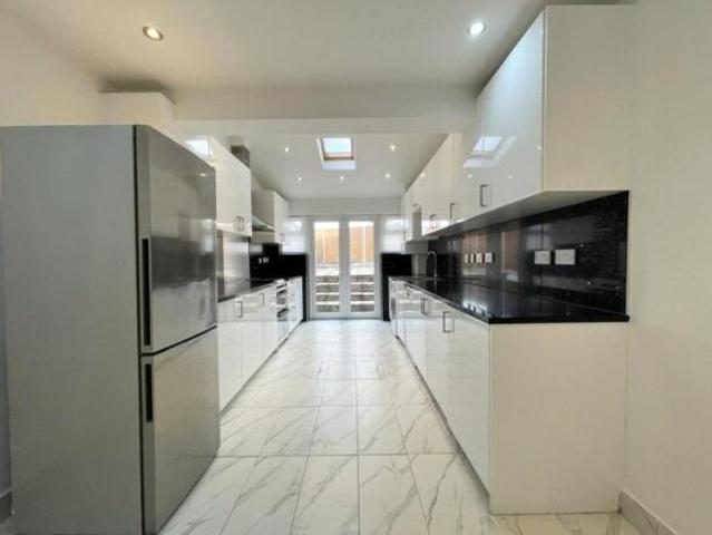 5 bedroom detached house for rent in Woodcote Avenue, London, NW7