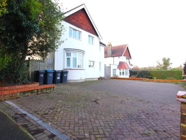 5 bedroom detached house for rent in Woodcote Grove Road, Coulsdon, CR5