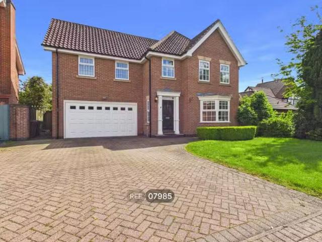 5 bedroom detached house for rent in Woodhall Park, Beverley.