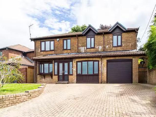 5 bedroom detached house for rent in Waun Hir, Efail Isaf, CF38