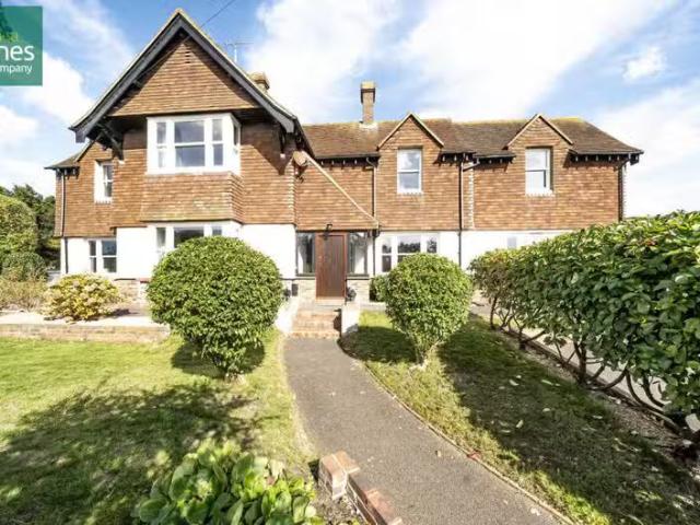 5 bedroom detached house for rent in West Street, Sompting, La.