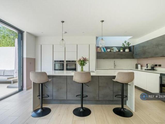 5 bedroom detached house for rent in Whiteshute Lane, Winchester, SO23