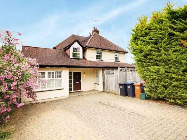 5 bedroom detached house for rent in Tolmers Road, Cuffley, EN6