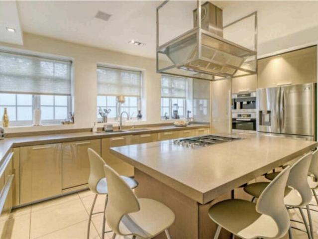 5 bedroom detached house for rent in The Bishops Avenue, London, N2