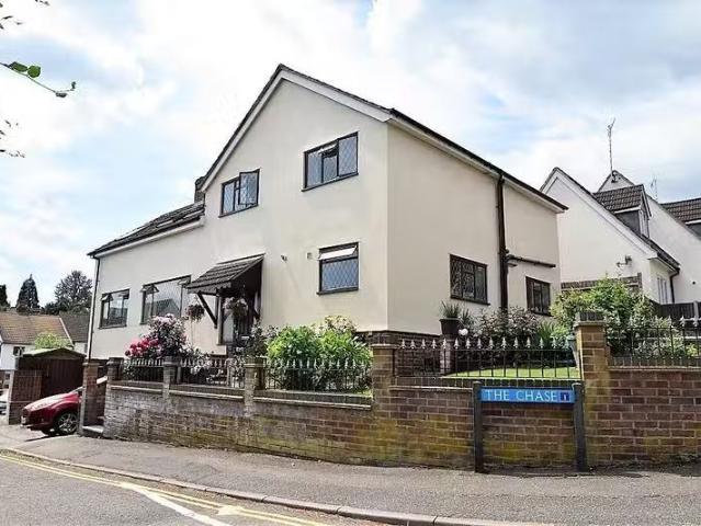 5 bedroom detached house for rent in The Chase, Bishop's Stort.