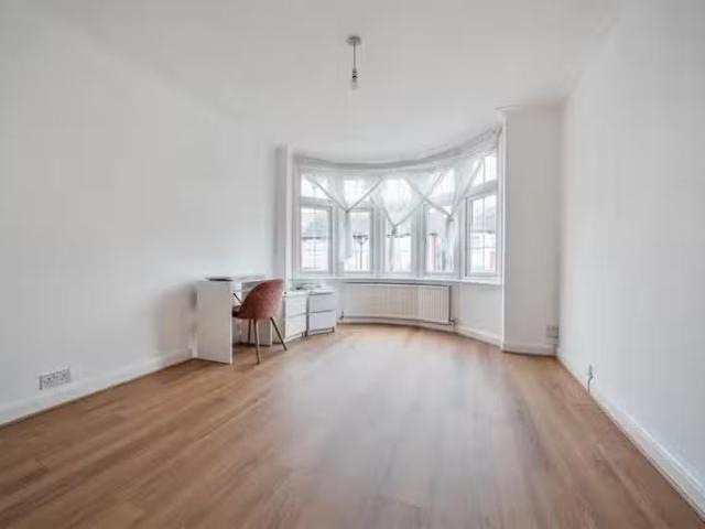 5 bedroom detached house for rent in The Gardens, Harrow, HA1