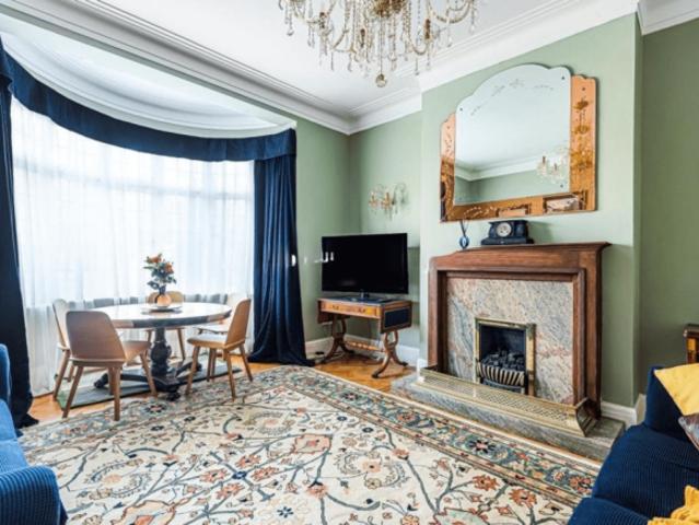 5 bedroom detached house for rent in The Green, London, N14