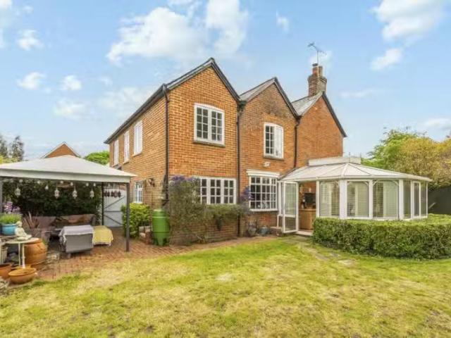 5 bedroom detached house for rent in Thorn Road Wrecclesham GU10