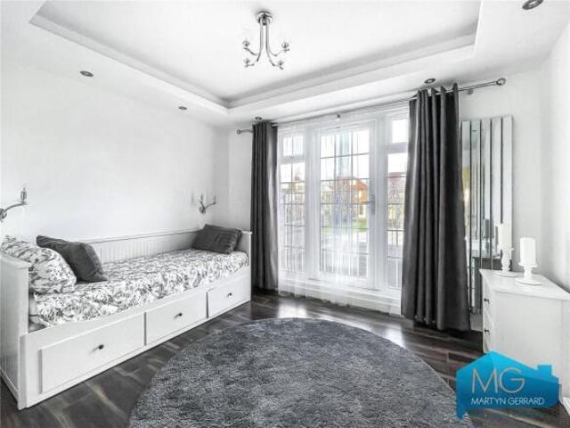 5 bedroom detached house for rent in Tithe Walk, London, NW7