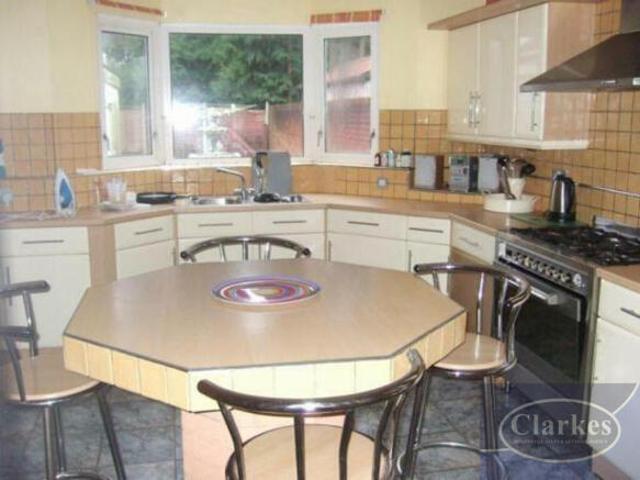 5 bedroom detached house for rent in Victoria Park Road, Victoria Park, Winton, BH9