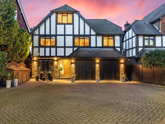 5 bedroom detached house for sale