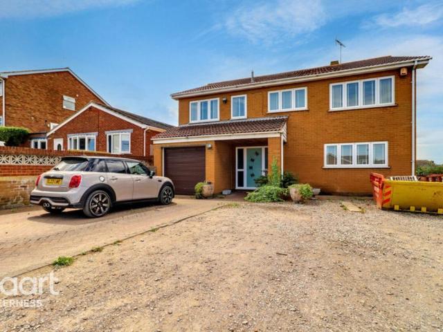 5 bedroom detached house for sale
