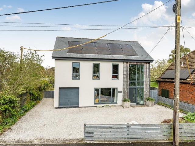 6 bedroom detached house for sale