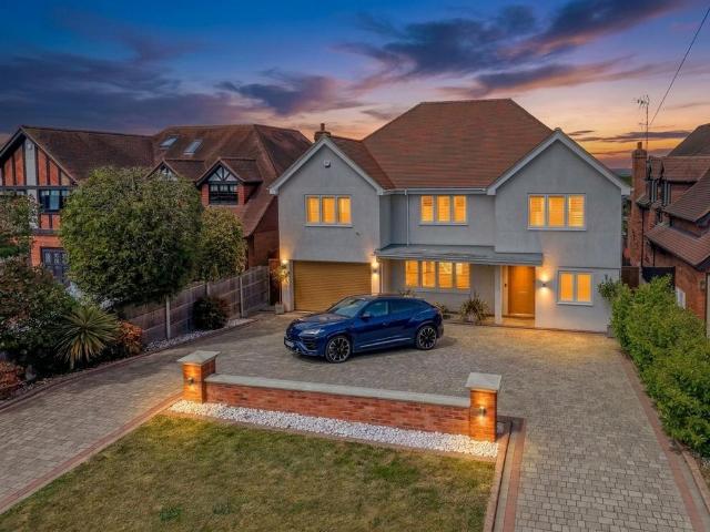5 bedroom detached house for sale
