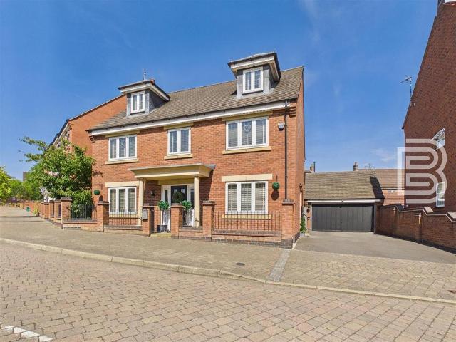 5 bedroom detached house for sale