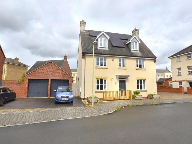 5 bedroom detached house for sale