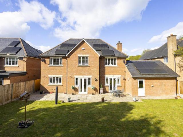 5 bedroom detached house for sale