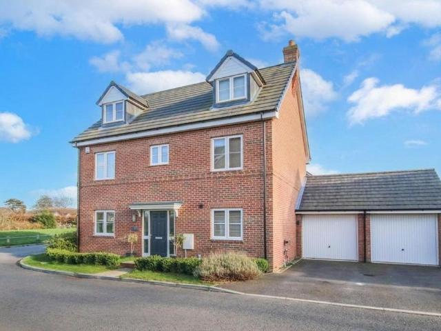 5 bedroom detached house for sale