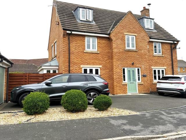 5 bedroom detached house for sale
