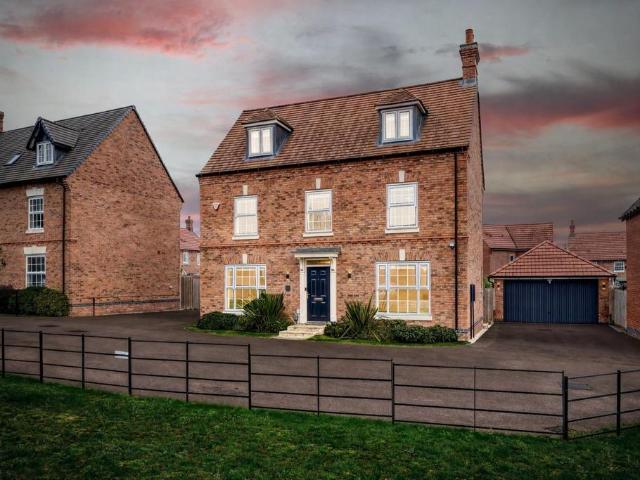 5 bedroom detached house for sale