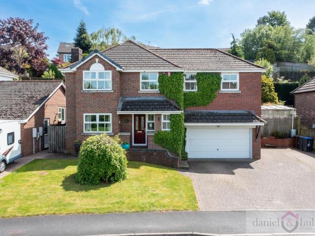 5 bedroom detached house for sale