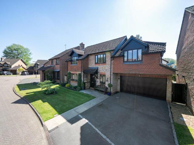 5 bedroom detached house for sale