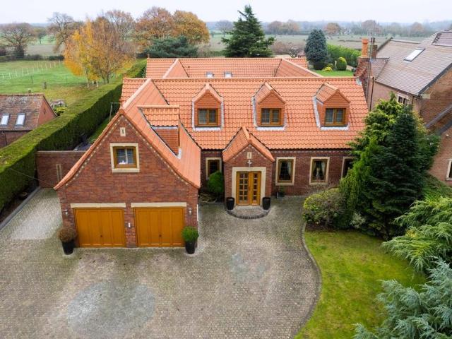 5 bedroom detached house for sale