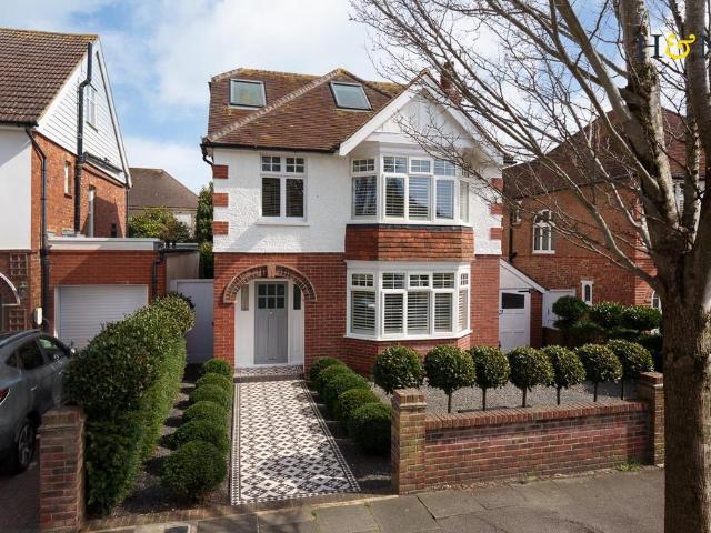 5 bedroom detached house for sale