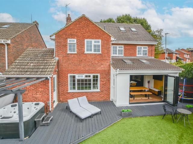 5 bedroom detached house for sale