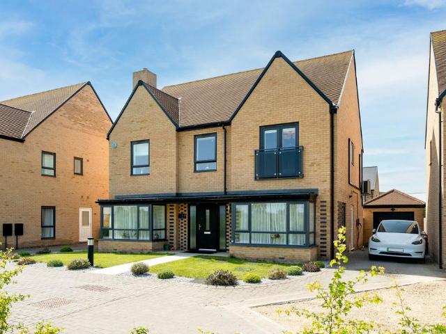 5 bedroom detached house for sale