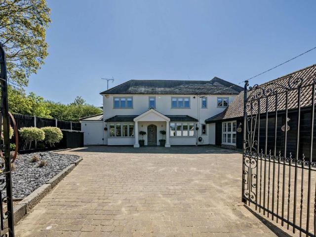 5 bedroom detached house for sale