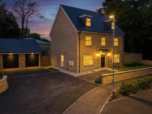 5 bedroom detached house for sale