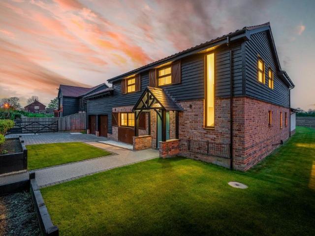 5 bedroom detached house for sale