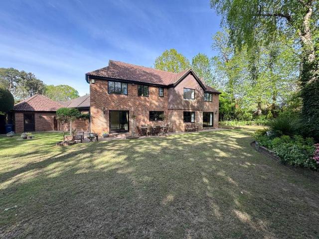 5 bedroom detached house for sale