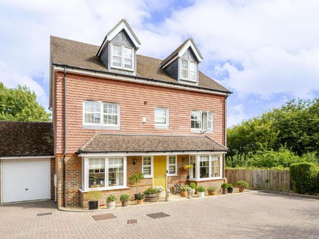5 bedroom link detached house for sale