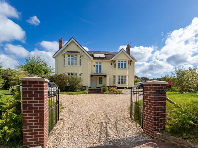 5 bedroom detached house for sale
