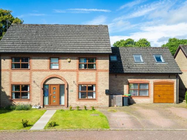 5 bedroom detached house for sale
