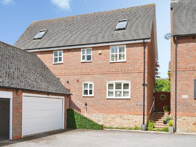 5 bedroom detached house for sale