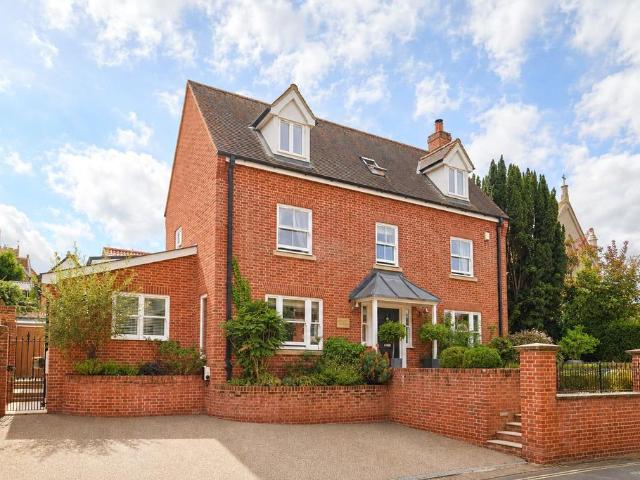 5 bedroom detached house for sale