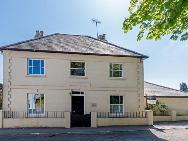 6 bedroom detached house for sale