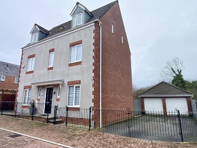 5 bedroom detached house for sale