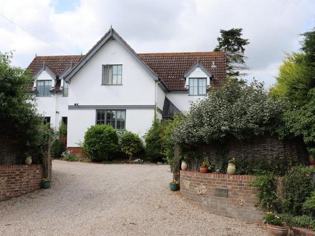 5 bedroom detached house for sale