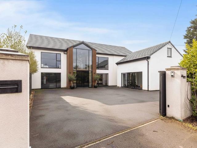 5 bedroom detached house for sale